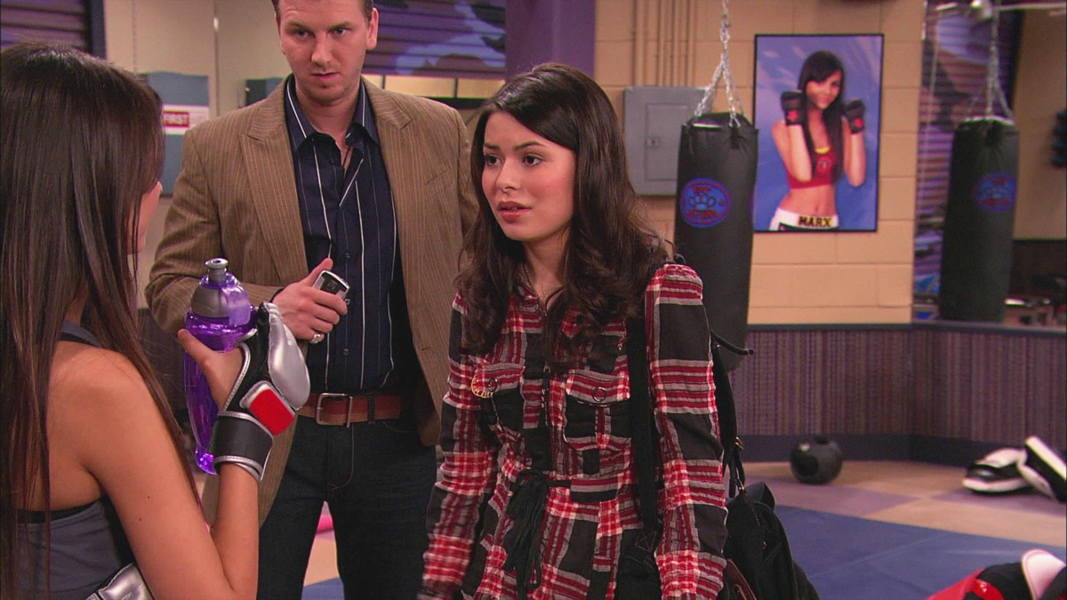 ‎iTake On Dingo - iCarly (Series 2, Episode 21) - Apple TV (IE)