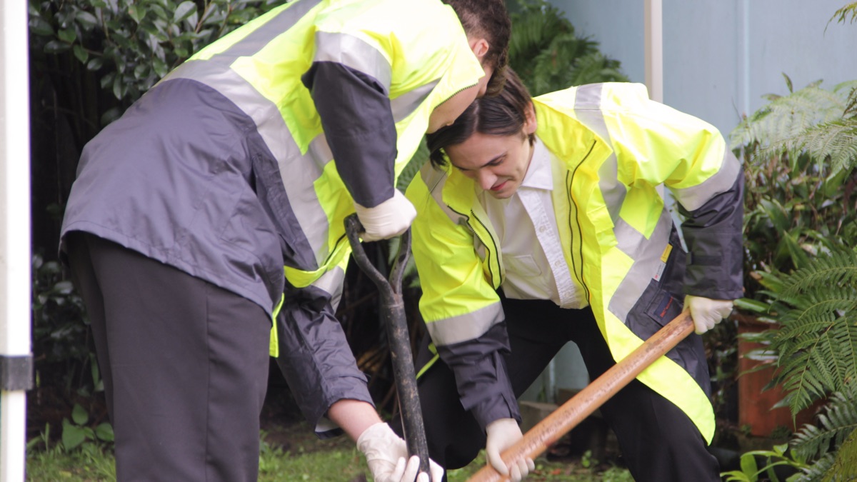 DIY Orphans - Deadly Women (Series 9, Episode 2) - Apple TV (UK)