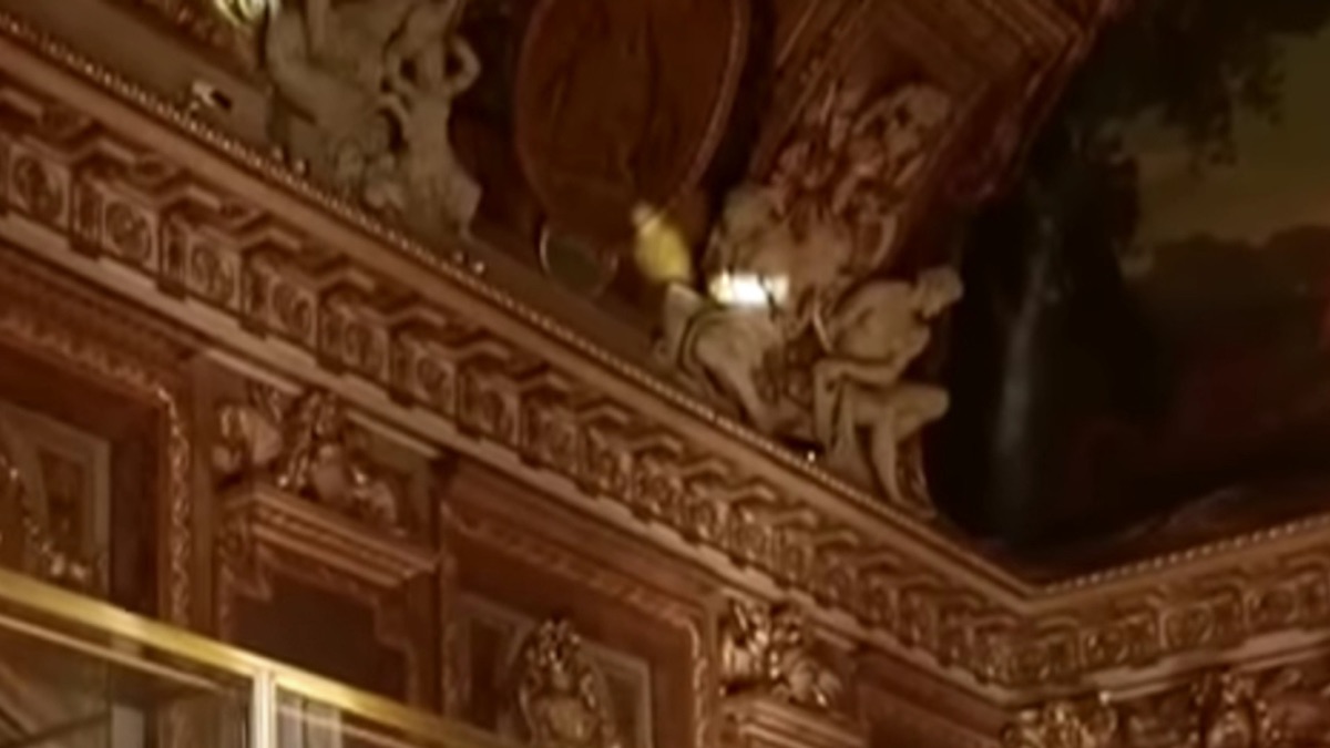 ‎The World This Week: Louvre Heist - Apple TV