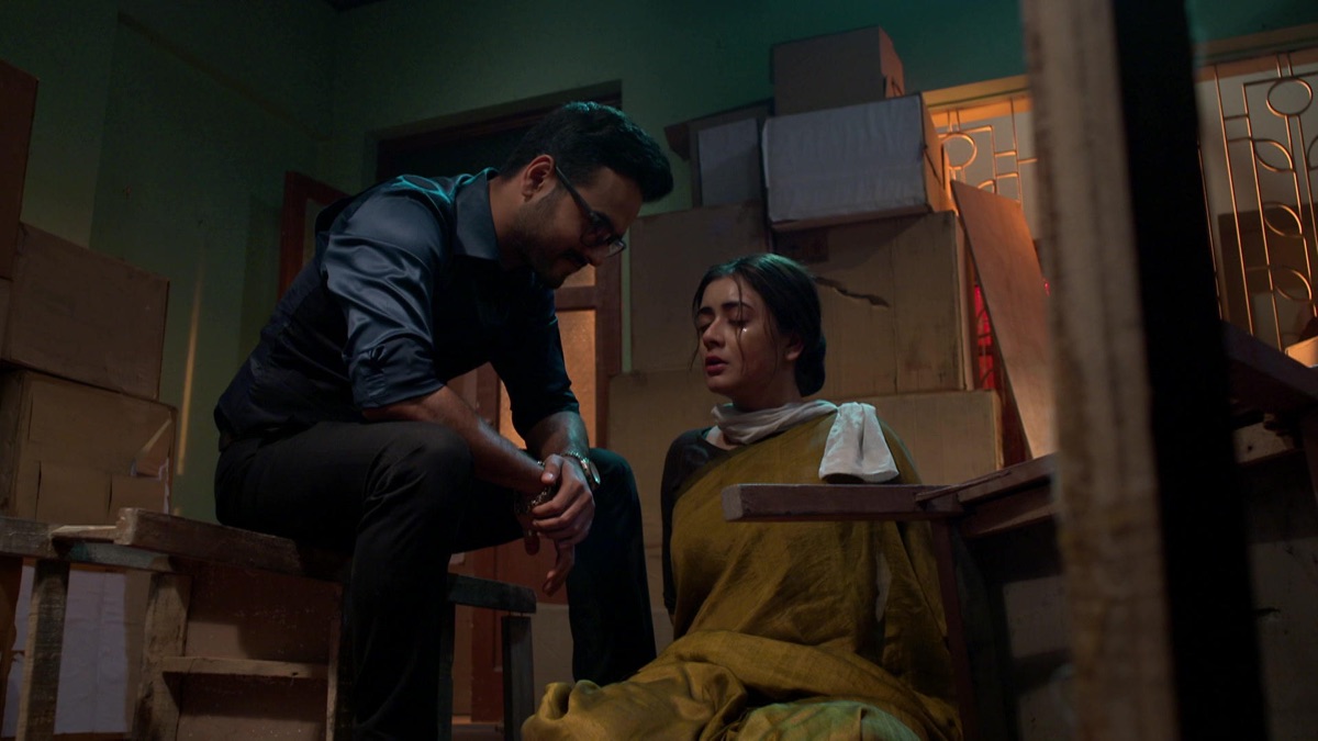 Rukmini Falls Unconscious - Gaatchora (Season 1, Episode 704) - Apple TV