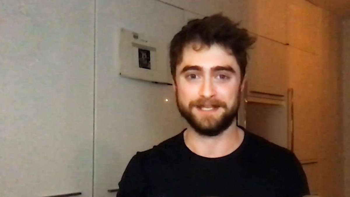 Daniel Radcliffe Catches a Head Rush While Eating Spicy Wings - Hot ...