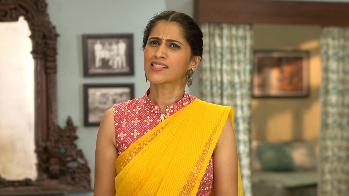 Gayatri Taunts Tejas - Thoda Tuza Ani Thoda Maza (Season 1, Episode 116 ...