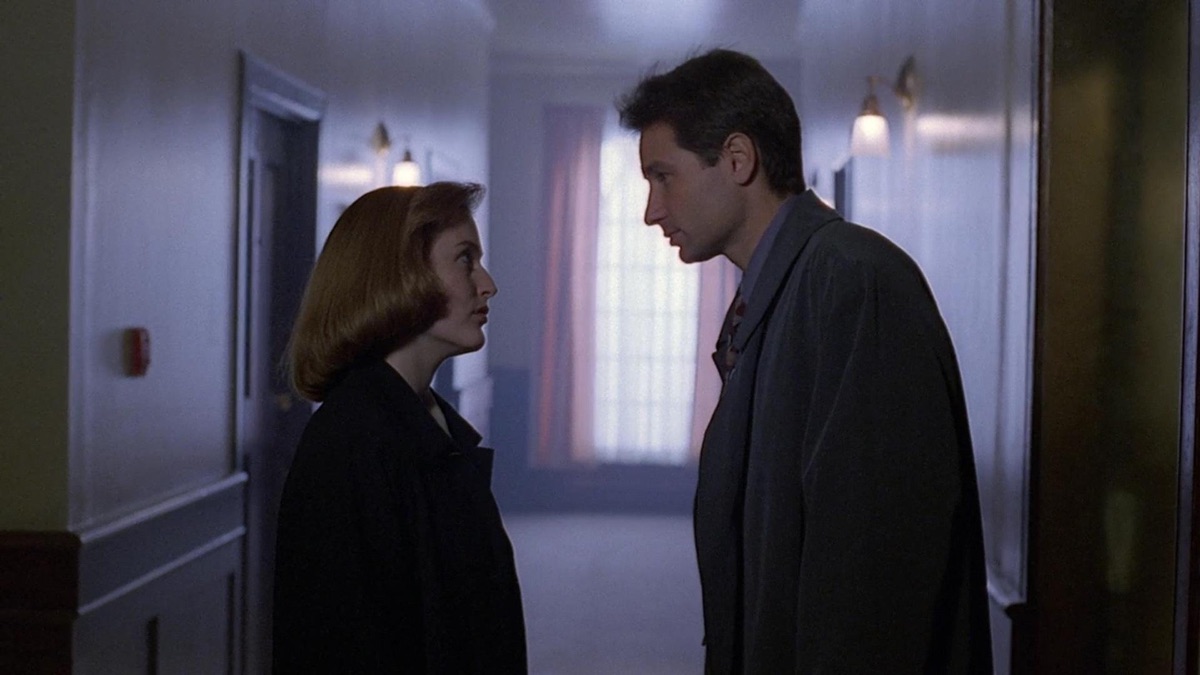 Luz tenue - The X-Files (temporada 2, episodio 23) - Apple TV (MX)