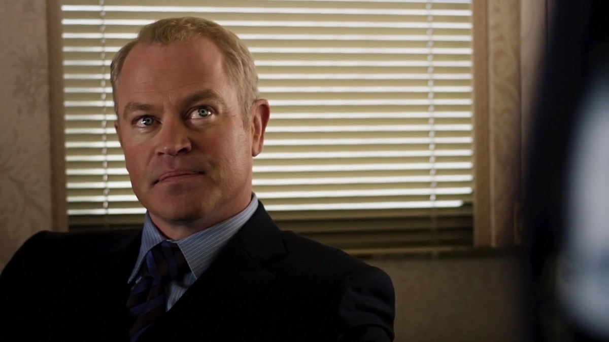 The Man Behind the Curtain - Justified (Series 3, Episode 7) - Apple TV ...