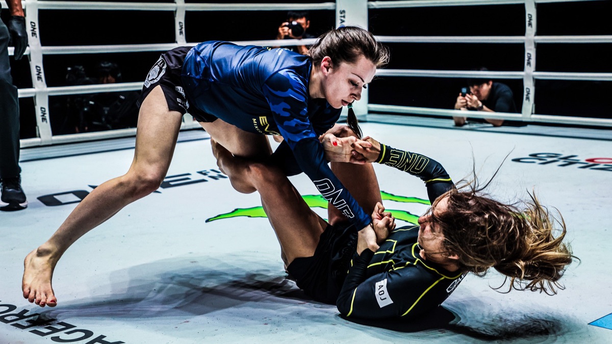 Danielle Kelly vs Mesa Bastos I - Martial Arts (Season 4, Episode 6 ...