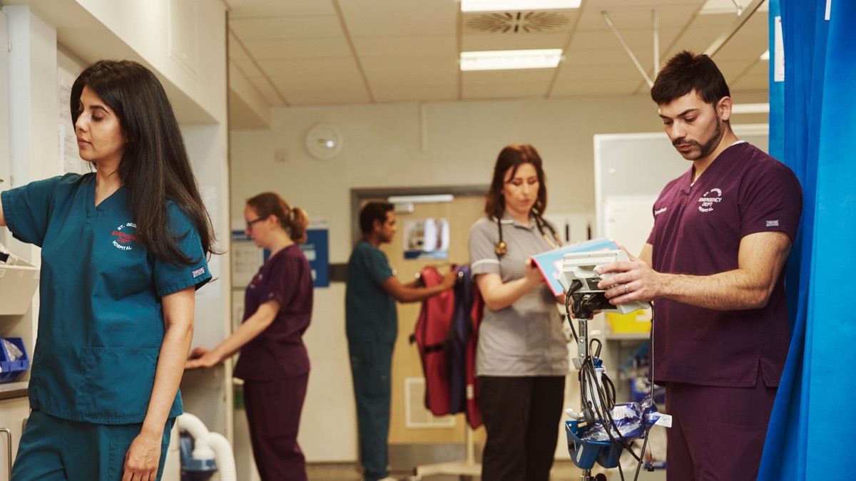 ‎Turn Back Time – 24 Hours In A&E (Season 24, Episode 9) - Apple TV (NZ)