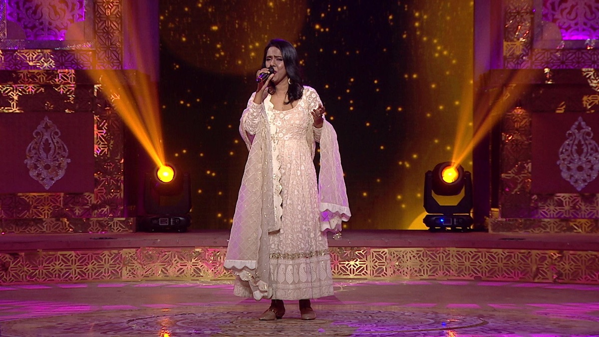 Mahalakshmi Iyer Graces the Show - Super Singer (Season 2, Episode 51 ...