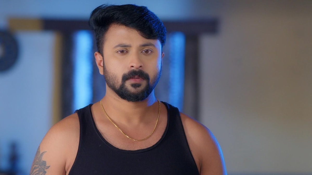 ‎Showrya saves Kalyani from the goons - Inti Guttu (Series 1, Episode ...