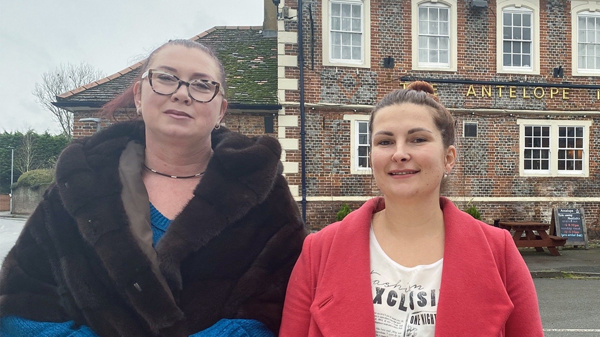 The Antelope Inn - Four in a Bed (Series 22, Episode 39) - Apple TV (UK)