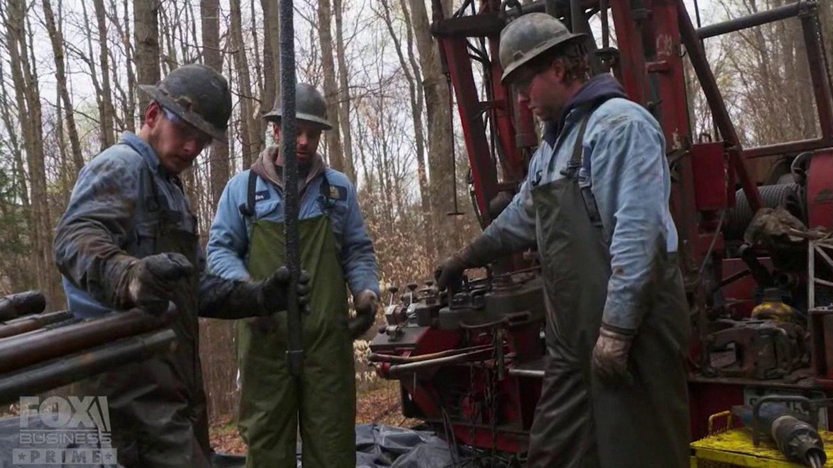 How America Works - How America Works (Season 1, Episode 2) - Apple TV