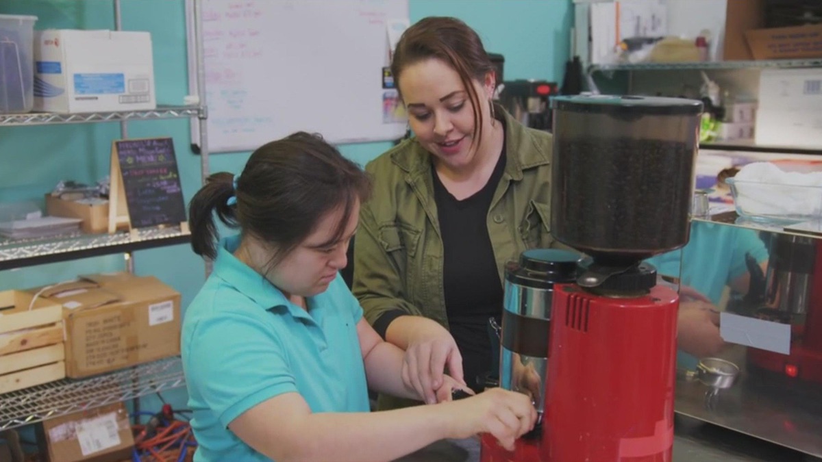 One Giant Step – Born This Way (Season 3, Episode 4) - Apple TV (CA)