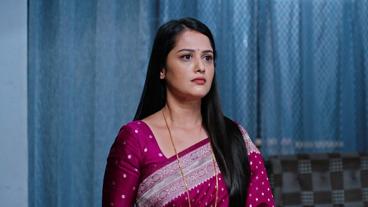 ‎Shambu Gives Rudraksha to Hitha in front of Malavika - Naa Ninna ...