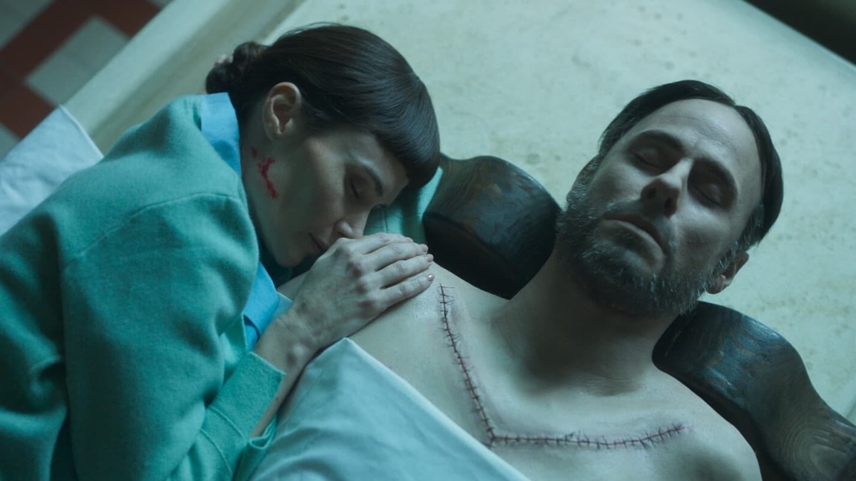 Broken Bird - Apple TV (PH)