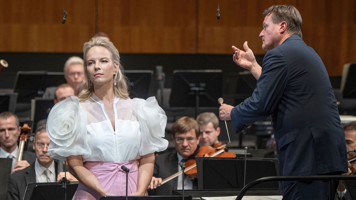 Elina Garanca y Juan Diego Flórez - Apple TV (ES)
