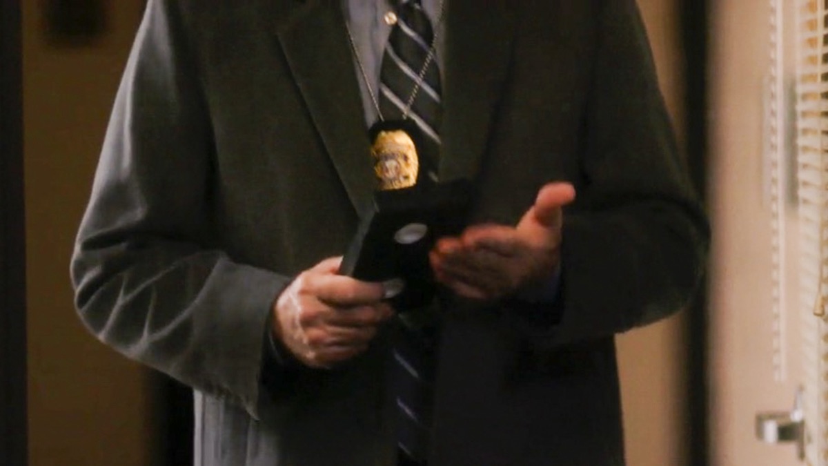 Hunting the Hunter - Good Cop Bad Cop (Season 1, Episode 6) - Apple TV