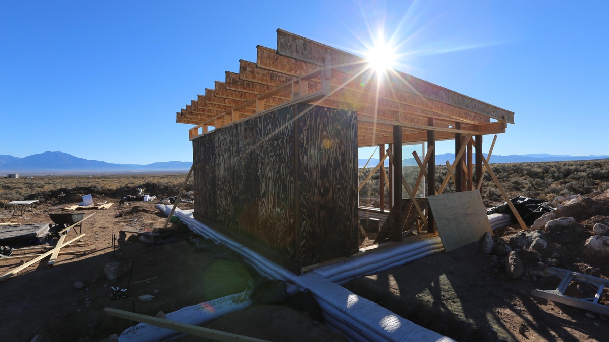 Desert Den - Building Off the Grid (Season 5, Episode 4) - Apple TV