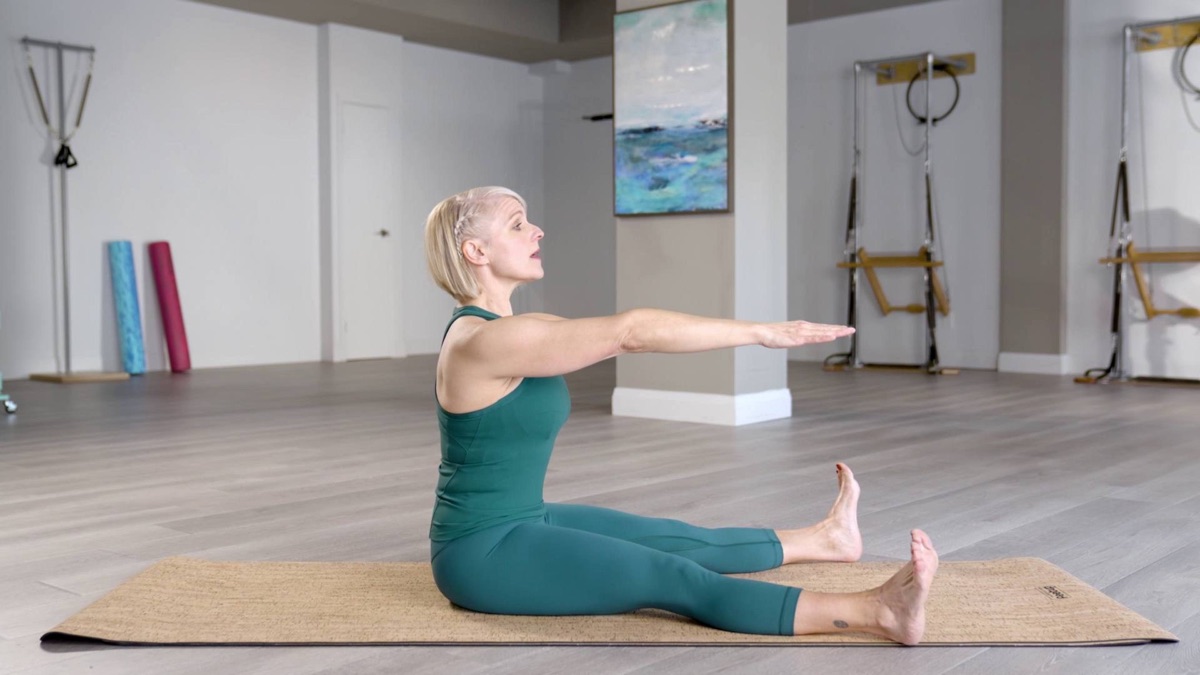 Pilates with Laura: Spine Stretch - Apple TV