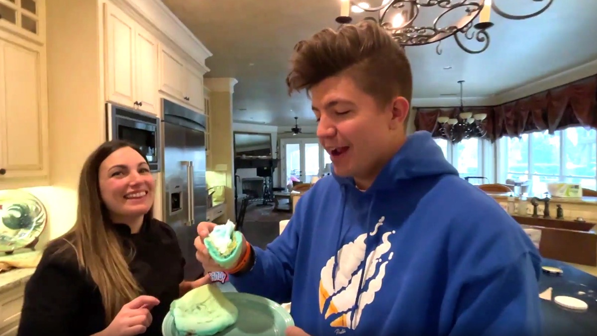 ‎Eating One Color Gas Station Food for 24 Hours!; 100 Mystery Doors but ...