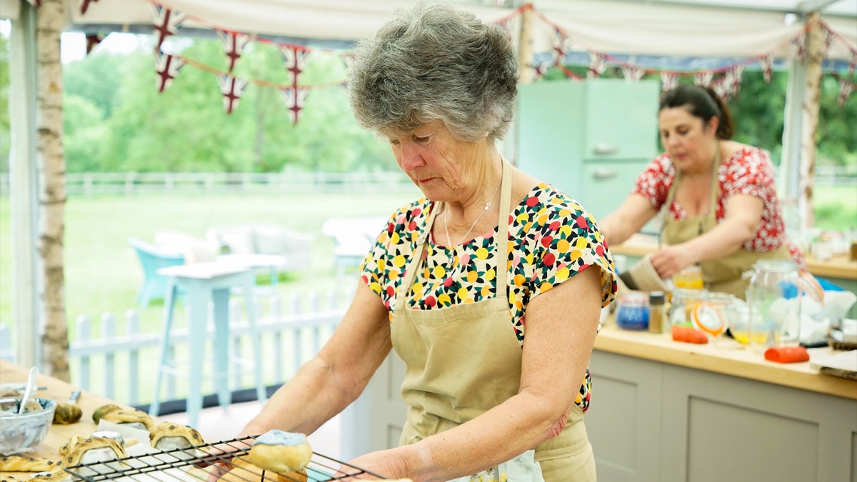 ‎Bread Week - The Great British Bake Off (Season 12, Episode 3) - Apple ...