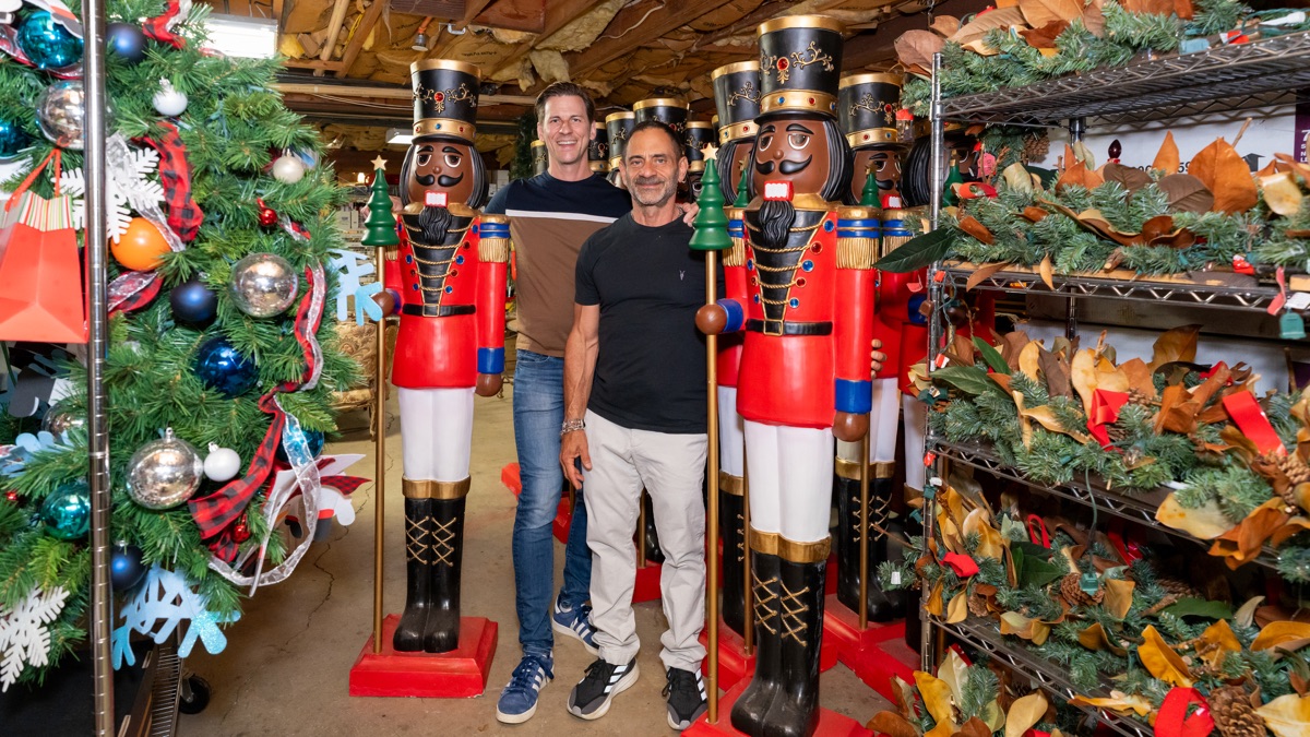 ‎A Real-Life Elf - Hoarding for the Holidays (Series 1, Episode 1 ...