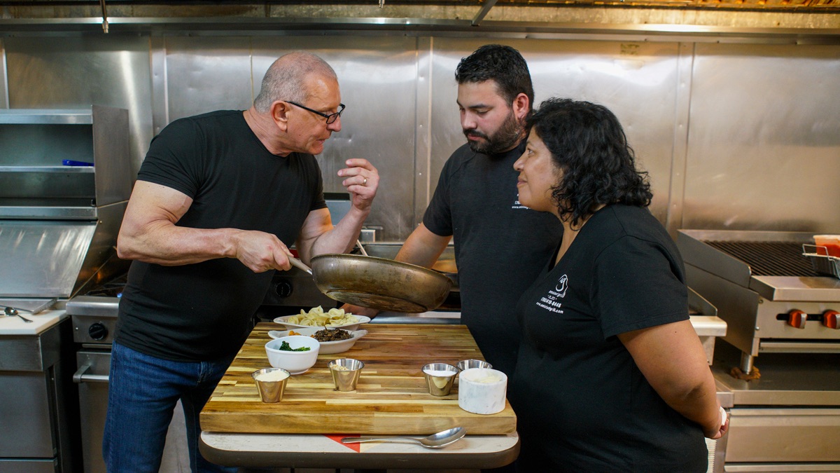 ‎Fighting for Your Family - Restaurant: Impossible (Series 21, Episode ...