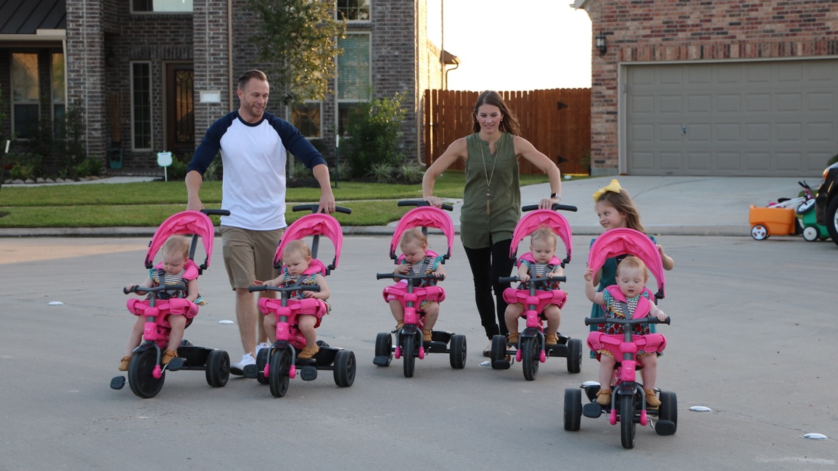 All Eyes on Hazel - OutDaughtered (Series 2, Episode 3) - Apple TV (QA)