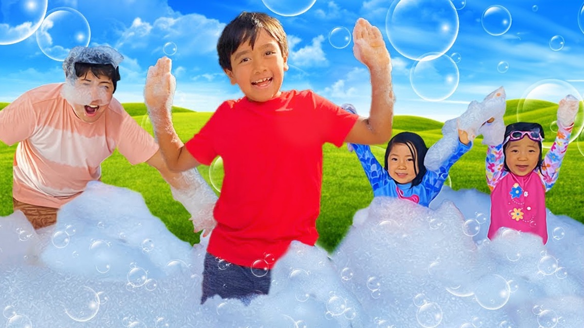 ‎Ryan's Family's Bubble Foam Party! - Ryan's World (Series 9, Episode ...