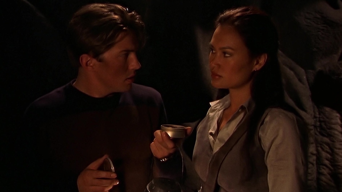 Día de la Bandera - Relic Hunter (temporada 1, episodio 4) - Apple TV (MX)