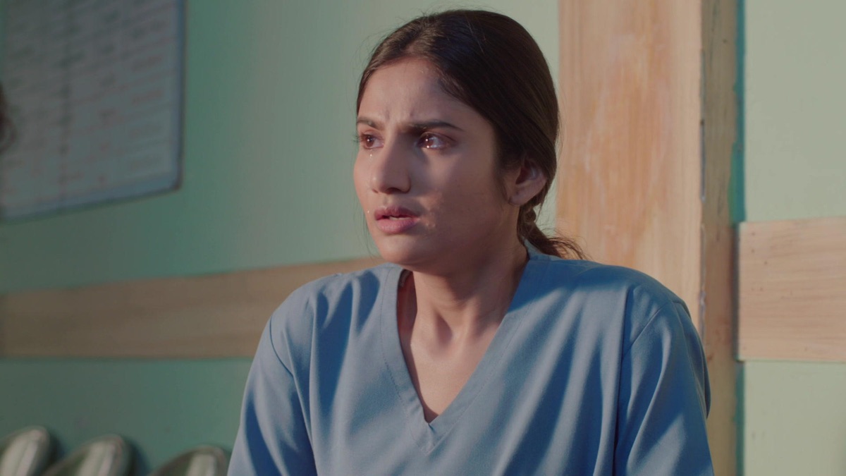 Manjiri Stands with Her Family - Yed Lagla Premacha (Season 2, Episode ...
