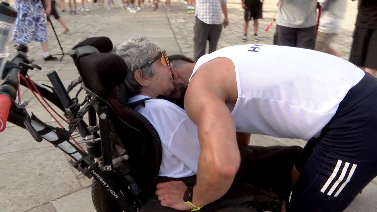 ‎Eric Domingo y su madre Silvia llegan a Santiago para visibilizar la esclerosis múltiple ...