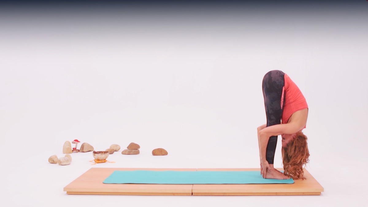 ‎Uttanâsana: la pinza de pie para alargar columna - Asanas de la serie ...