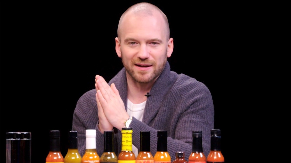 ‎Awkwafina Gets Hot and Cold While Eating Spicy Wings – Hot Ones ...