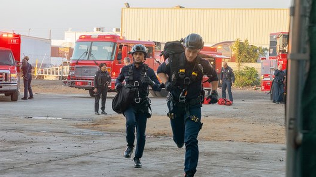 Fear-O-Phobia - 9-1-1 (Series 5, Episode 13) - Apple TV (EG)