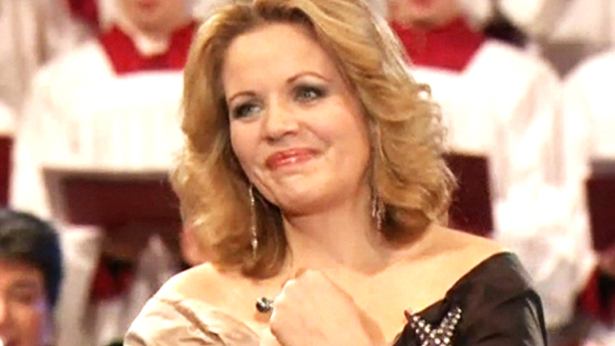 ‎O Holy Night - Music Video by Reneé Fleming with Trevor Pinnock and ...