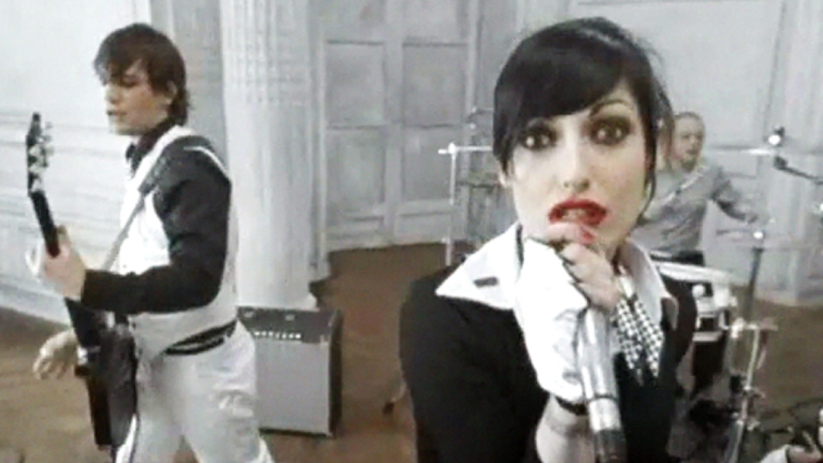 ‎Lola – Clip vidéo par Superbus – Apple Music