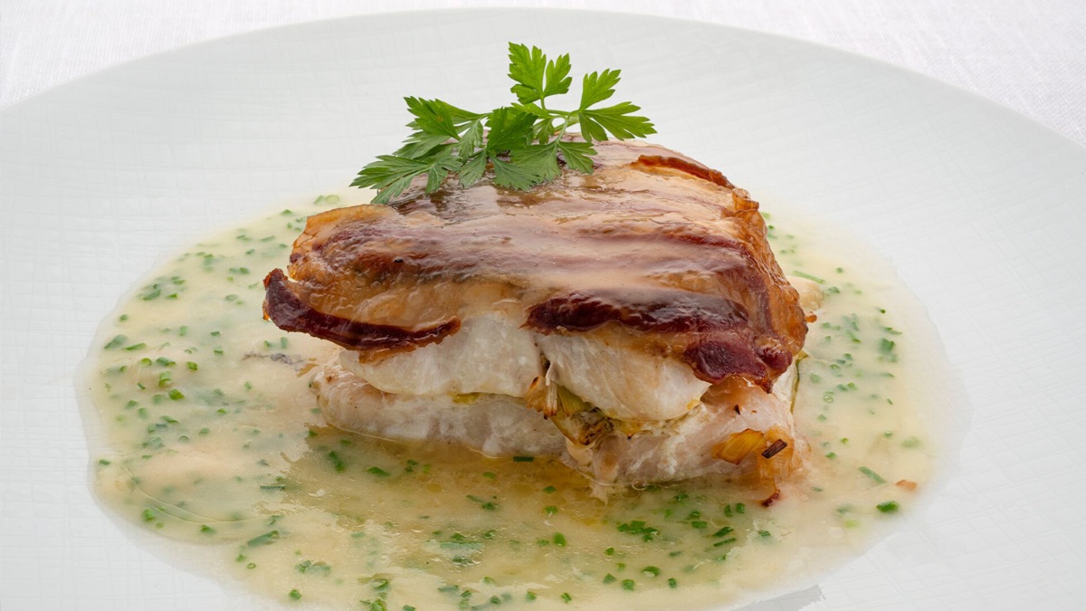 ‎Merluza rellena de puerro con costra de panceta y pastelitos de ...