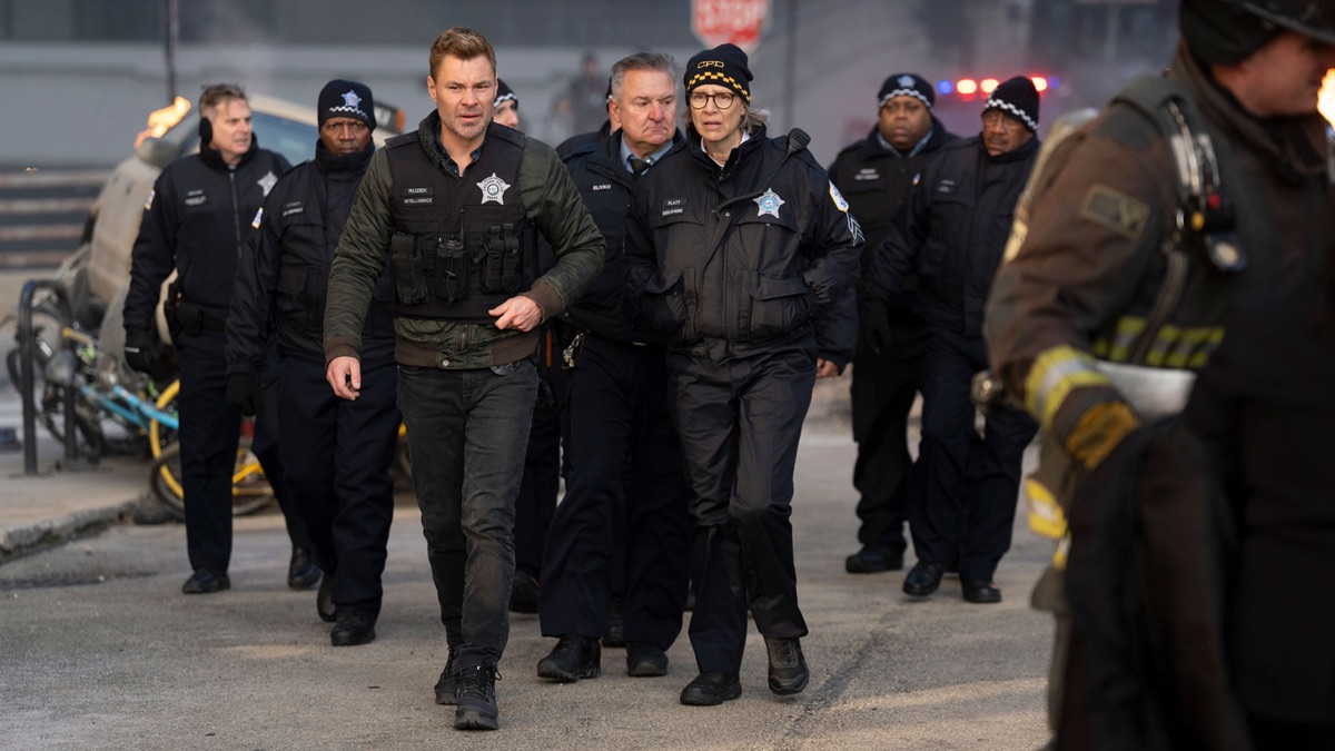‎In The Trenches: Part 1 - Chicago Fire (Series 13, Episode 11) - Apple ...