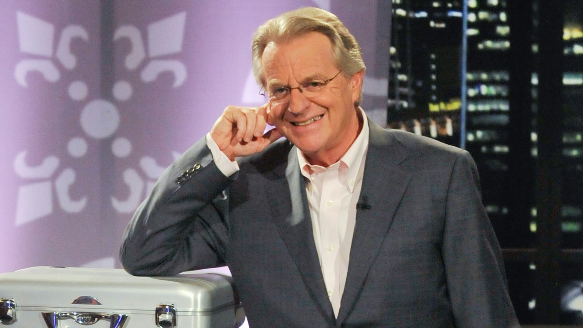 Frogger - Baggage (Season 3, Episode 40) - Apple TV