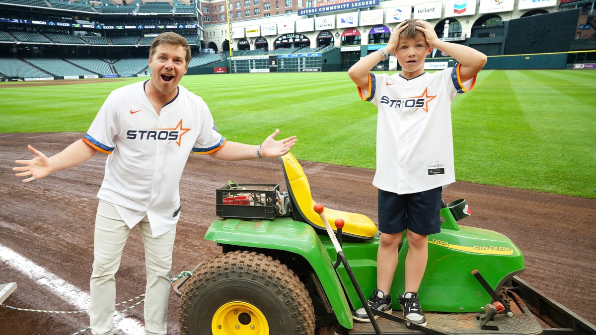 ‎Hudson Helps the Houston Astros On the Field! - Ballpark Blast! The ...