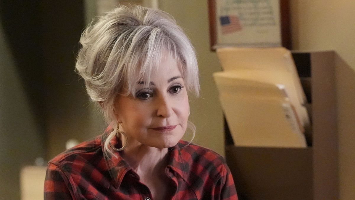 ‎Community Service and the Key to a Happy Marriage - Young Sheldon ...