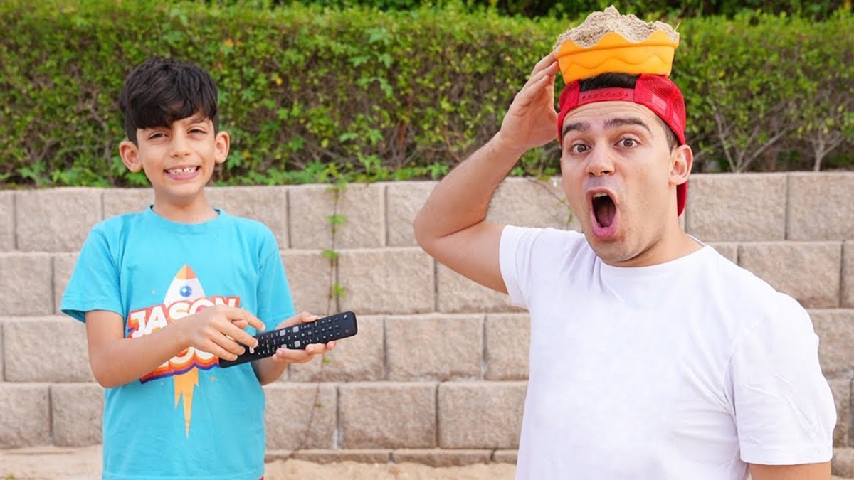 Jason's Magical Pause Button! - Jason Vlogs (Series 6, Episode 57) - Apple TV (UK)