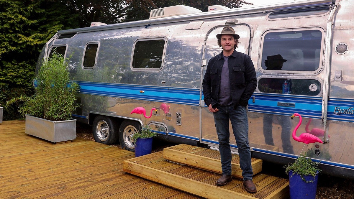 Lucy and Rob's Airstream - My Unique B&B (Season 1, Episode 11) - Apple TV