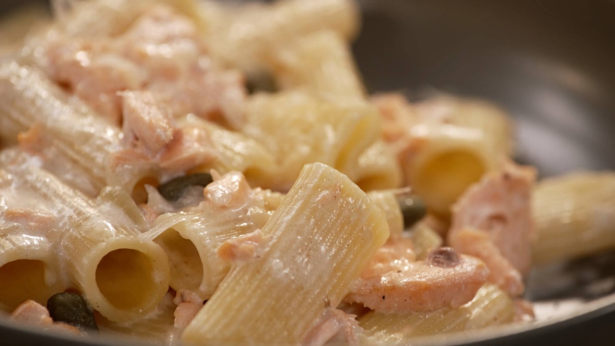 Pasta con salmón; coca de burrata - Julius invita en 22 minutos ...