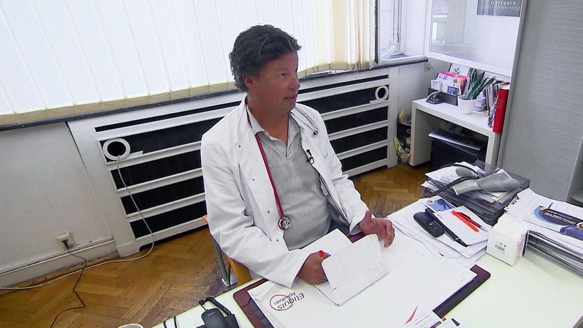 Dr. Bock behandelt heute Rückenschmerzen - Der Nächste, bitte! (Staffel ...