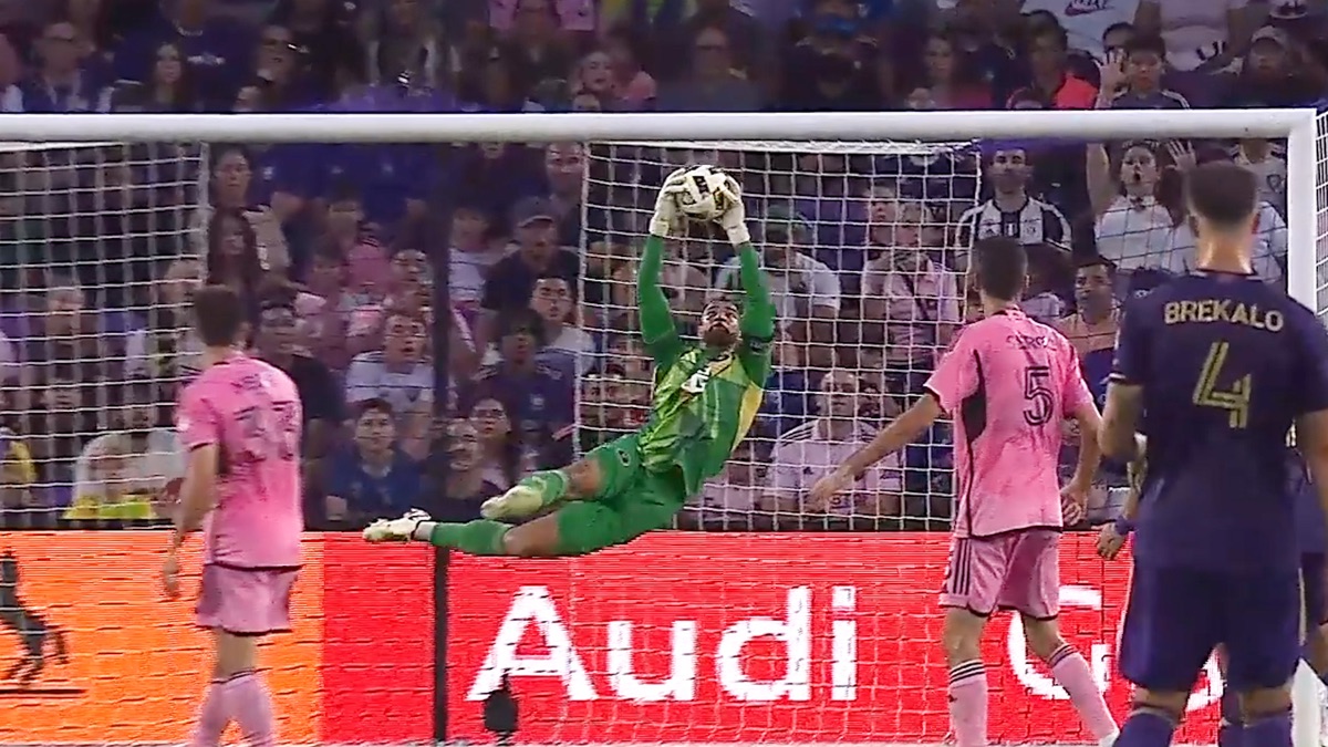 Save: D. Callender vs. ORL, 33' (en español) - Watch MLS Highlights