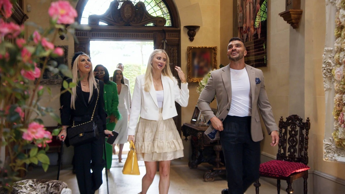 Episode 3 – Selling Super Houses (Season 1, Episode 3) - Apple TV (AU)