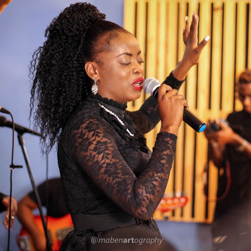 Le nom de Jesus Christ - Rhema Loseke: Song Lyrics, Music Videos & Concerts