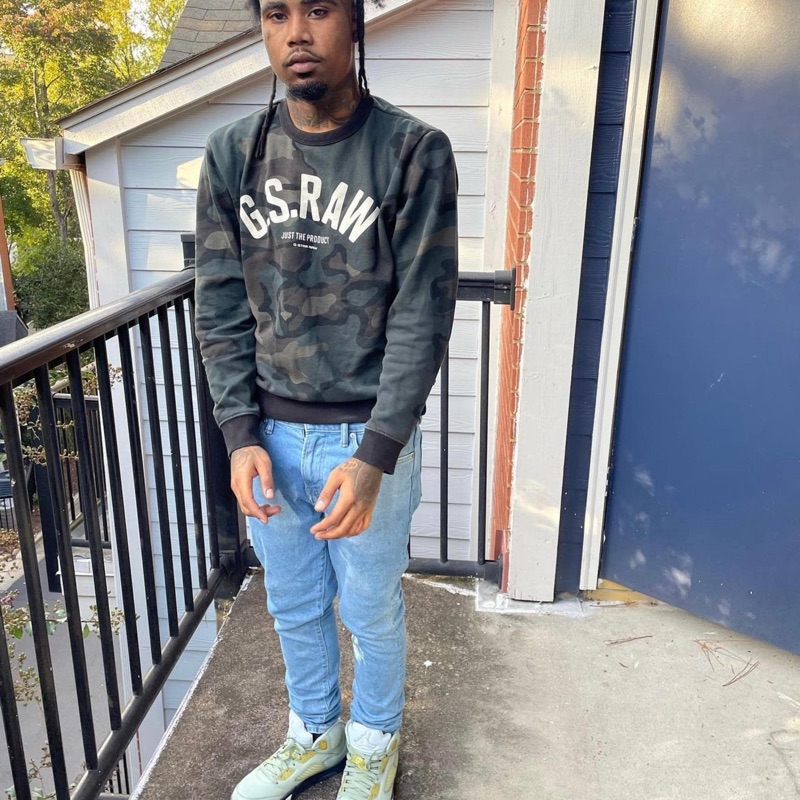 5 Ona Scale - Yung act: Song Lyrics, Music Videos & Concerts