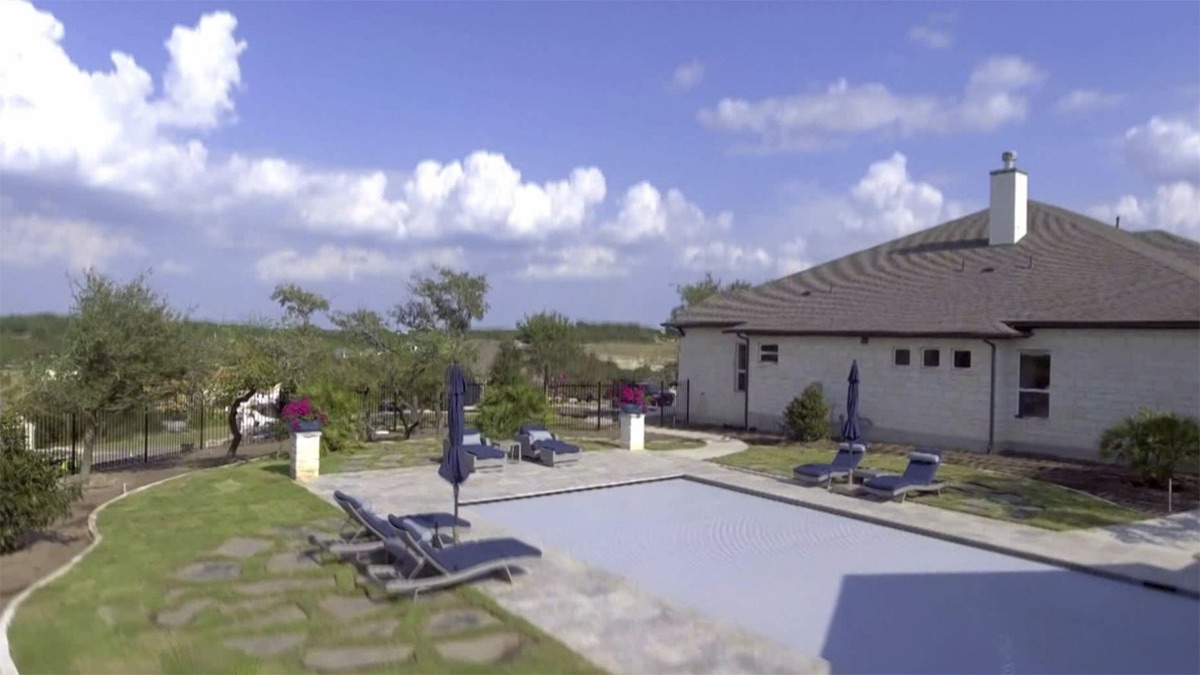 A Splash of Hawaii - Pool Kings (Series 8, Episode 12) - Apple TV (CZ)