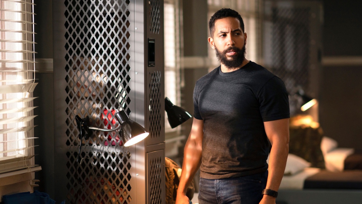 ‎Medicate and Isolate - SEAL Team (Series 2, Episode 19) - Apple TV (CL)